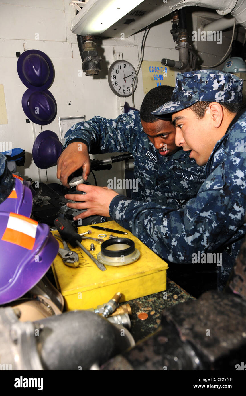Air department fuels uss nimitz bremerton hi-res stock photography and ...