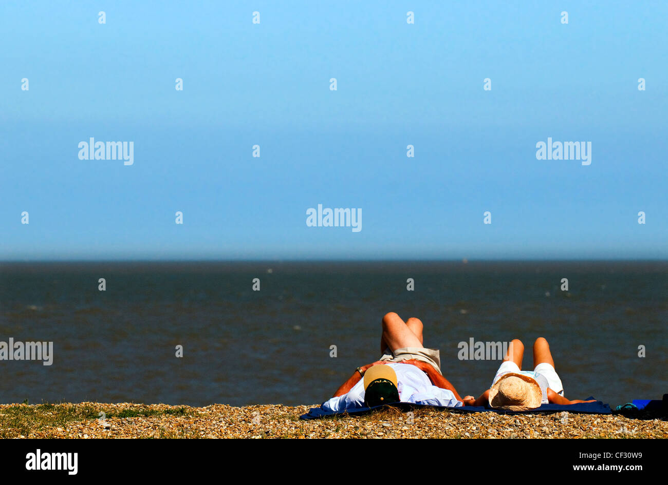 People relaxing beach scenes hi-res stock photography and images - Alamy