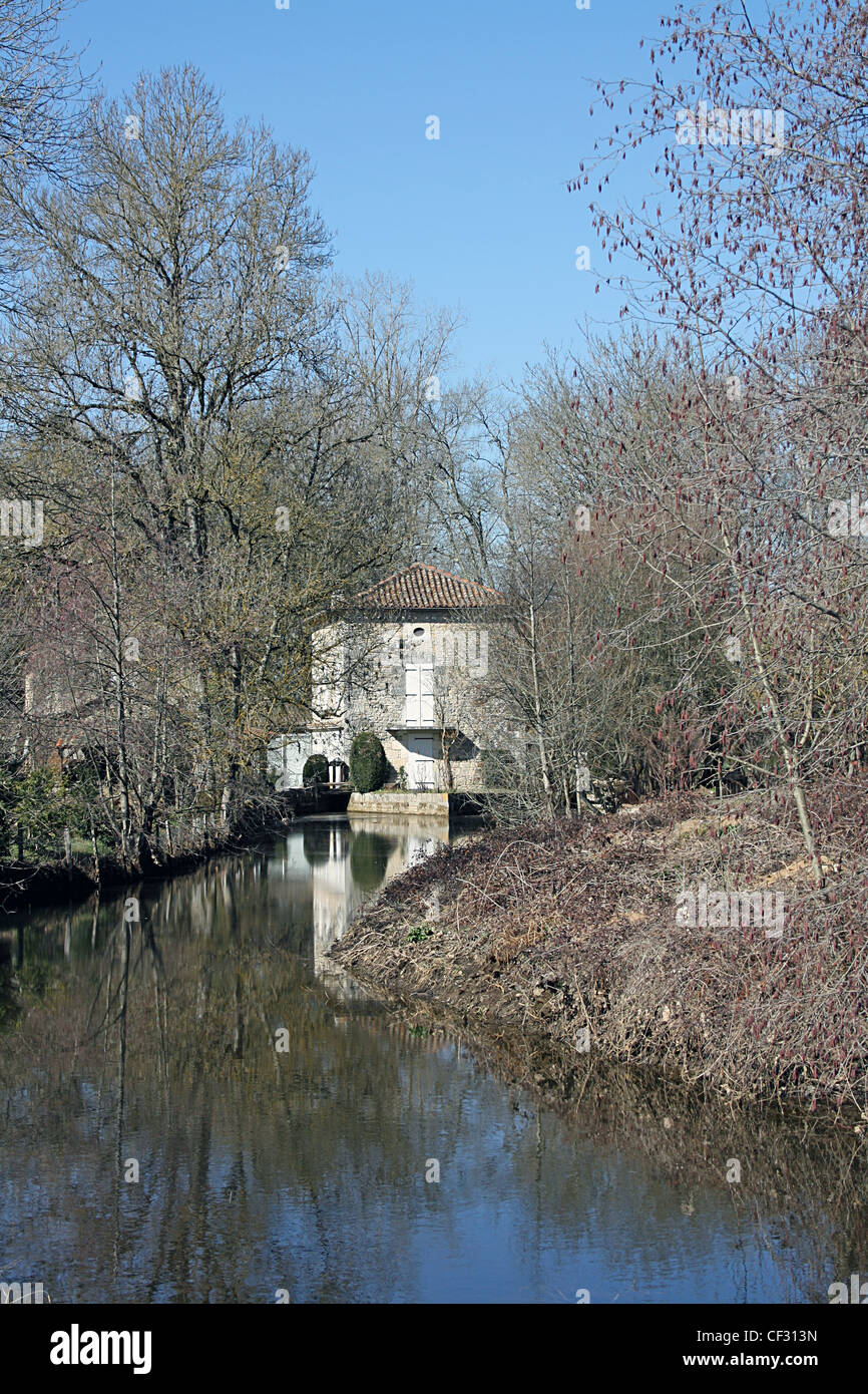 Rived dammed to create millpond hi-res stock photography and images - Alamy