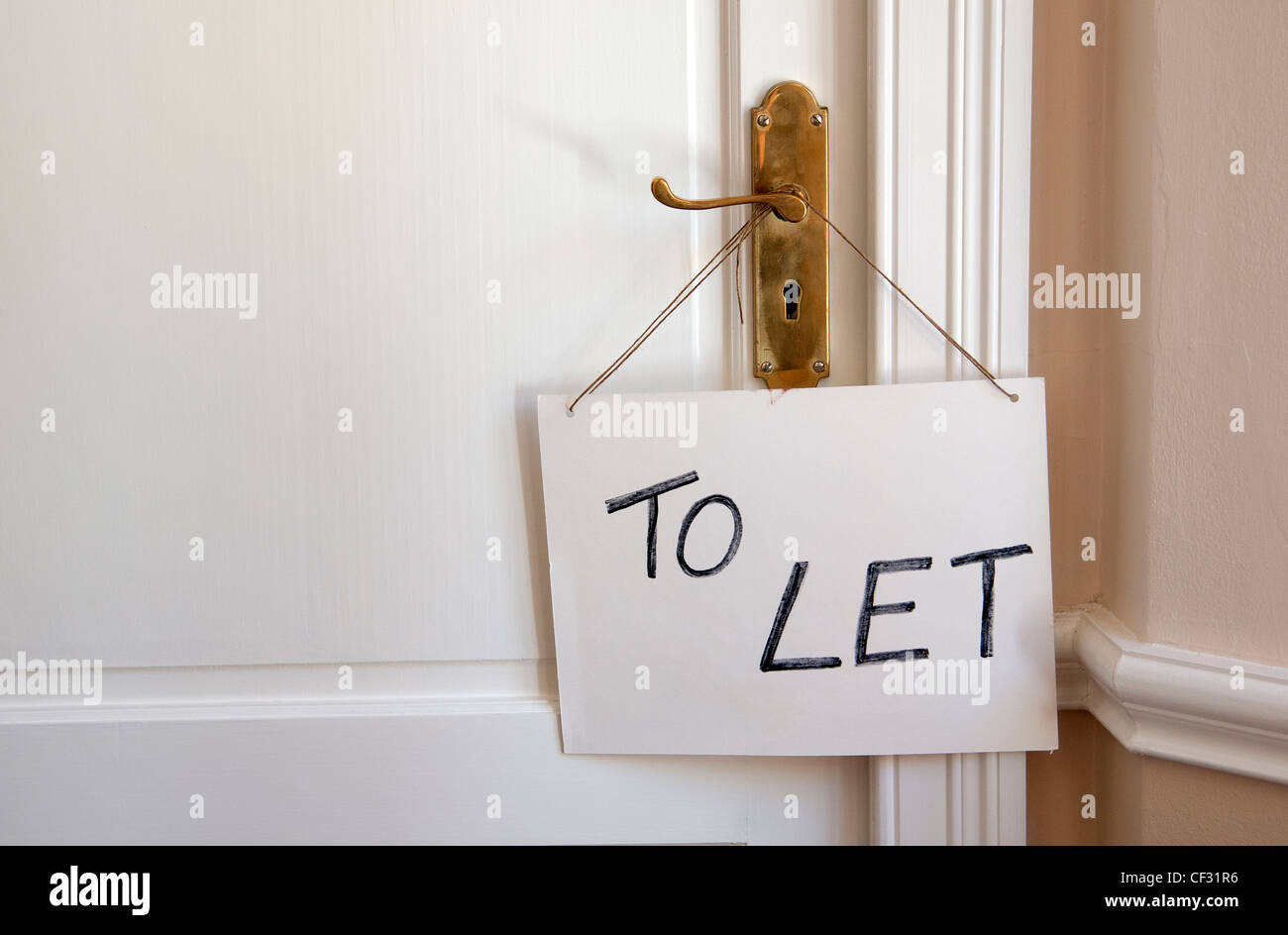 Sign hanging on door Room to let Stock Photo - Alamy