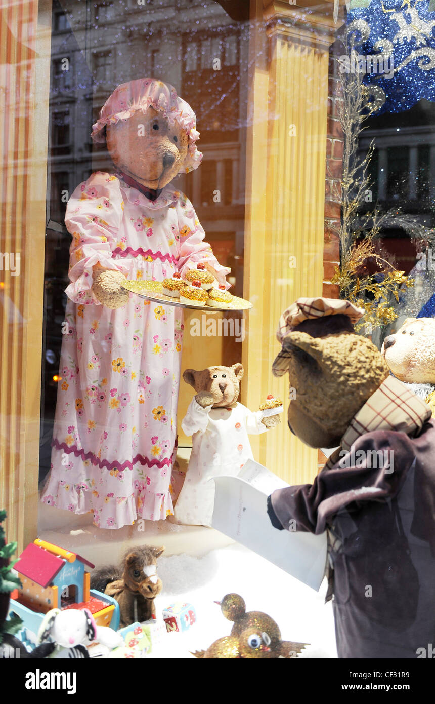 Hamleys christmas window display hi-res stock photography and images ...