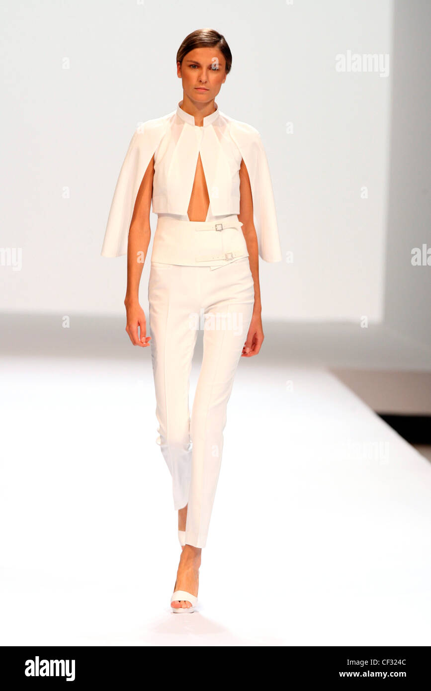Akris Paris Ready to Wear Spring Summer Model Yevgeniya Kedrova ...