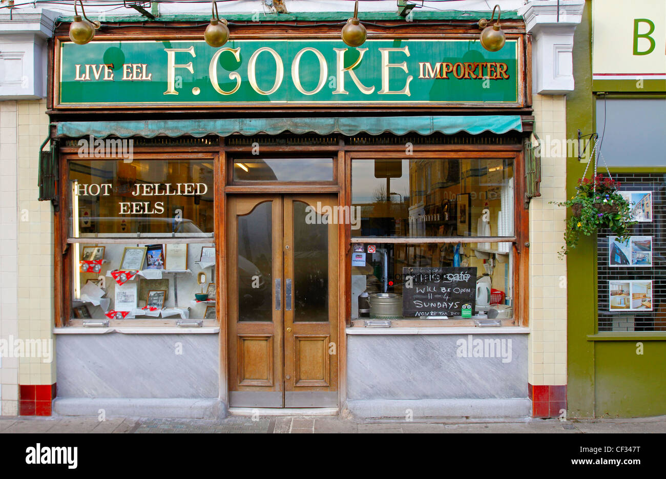 F. Cooke, Eel, pie and mash shop in Broadway Market in the East End of ...