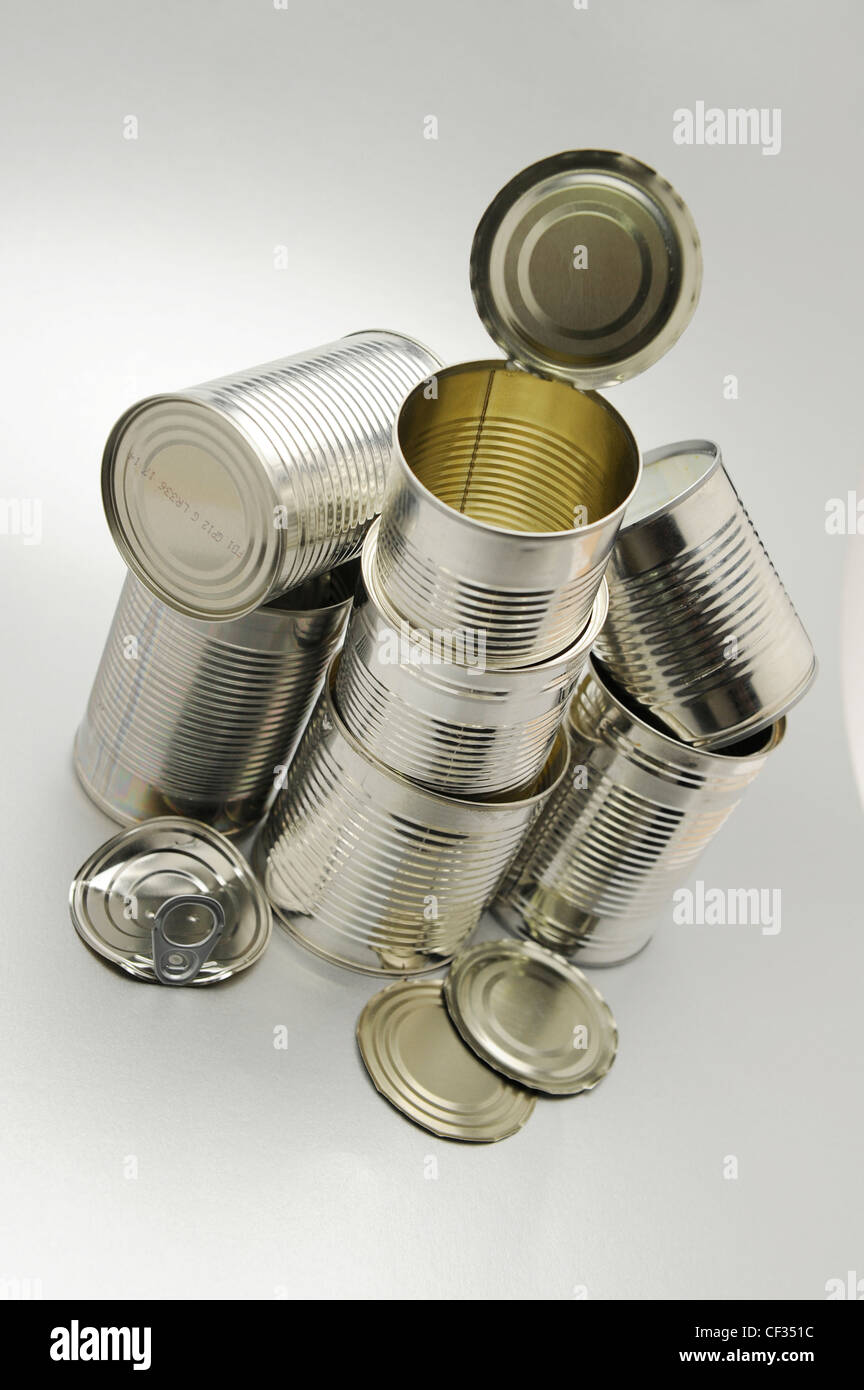 Group empty tin cans hi-res stock photography and images - Alamy