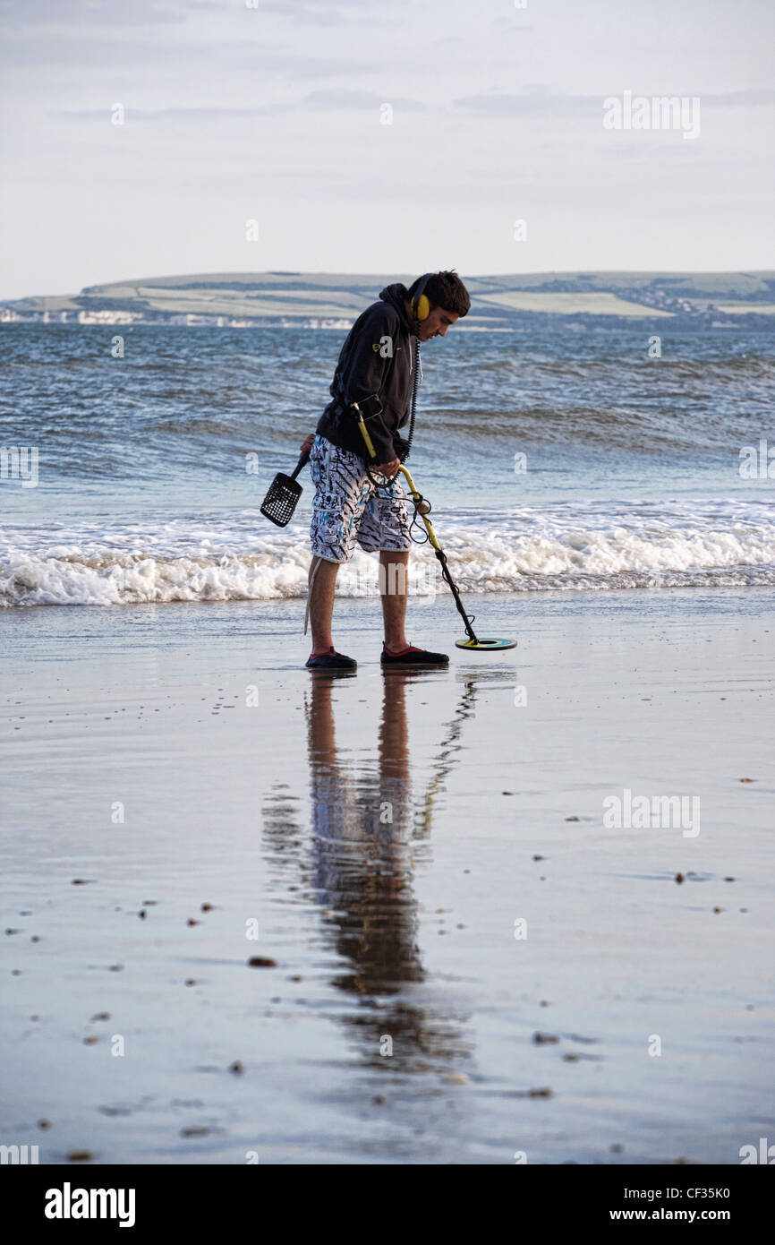 Man metal detecting hi-res stock photography and images - Alamy