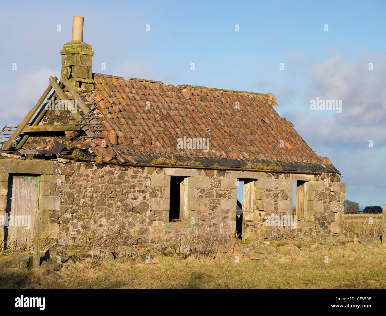 Derelict farm building scotland hi-res stock photography and images - Alamy