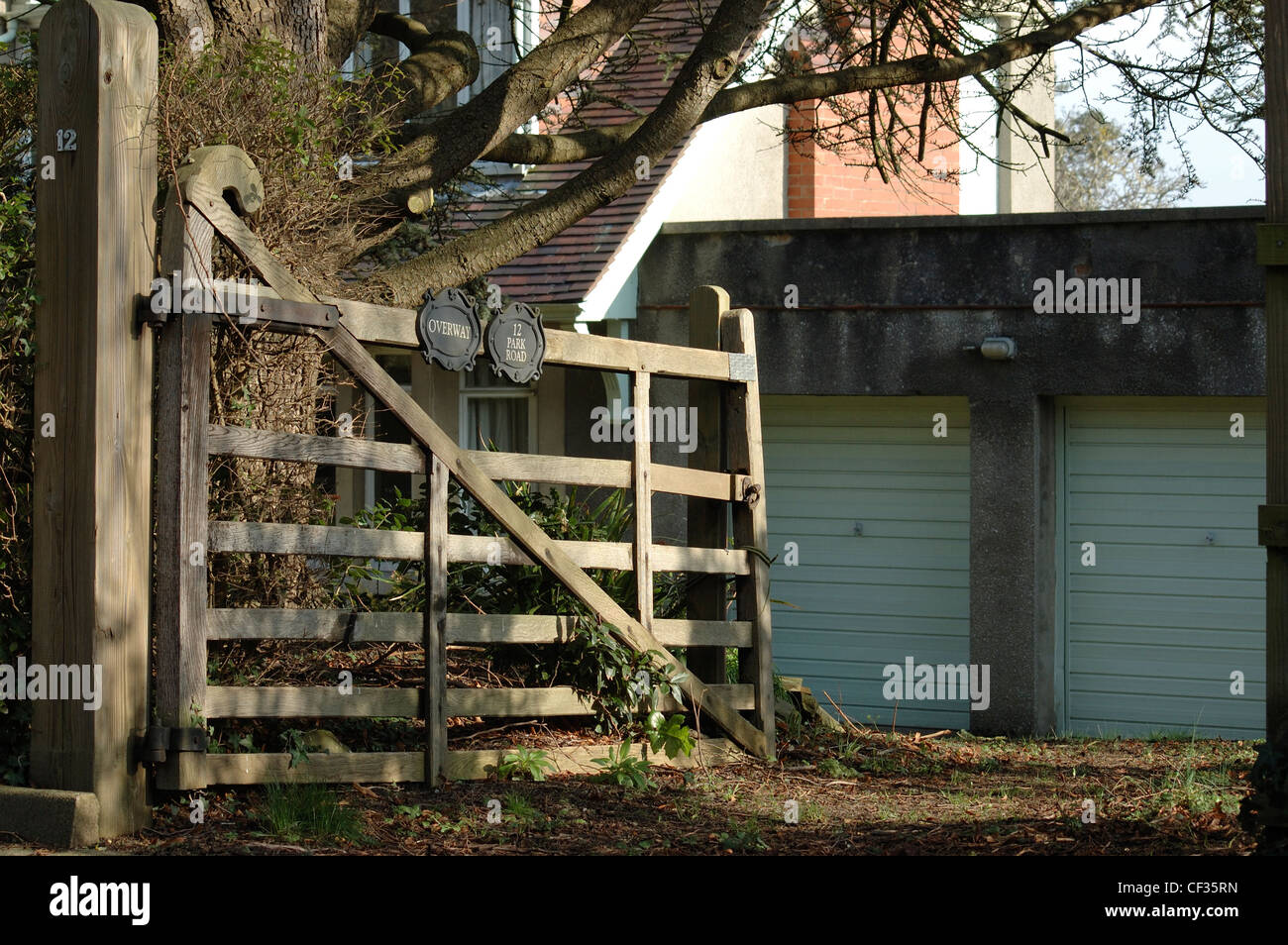 Wooden gate driveway hi-res stock photography and images - Alamy