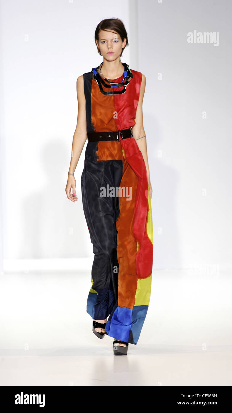 Marni Milan Ready to Wear Spring Summer Brunette female model short ...