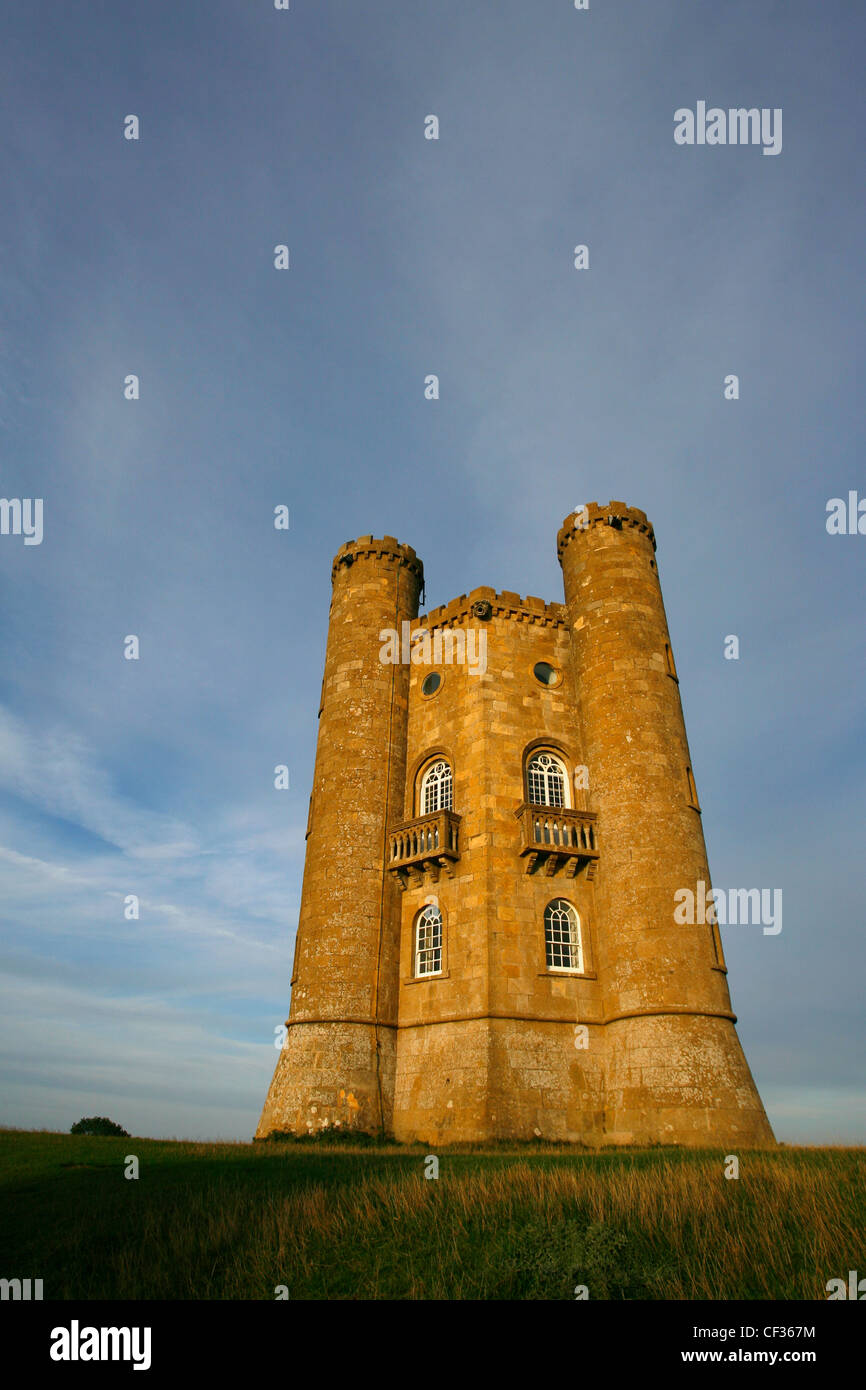 Broadway Tower standing prominently in the Cotswolds Stock Photo - Alamy