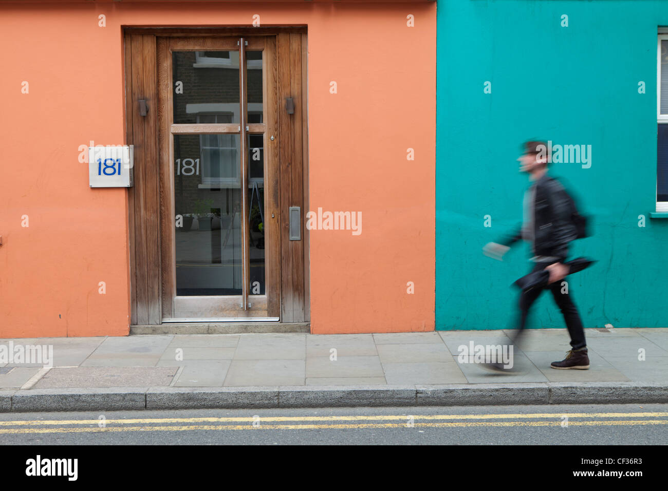 Walking pedestrian street scenes hi-res stock photography and images ...