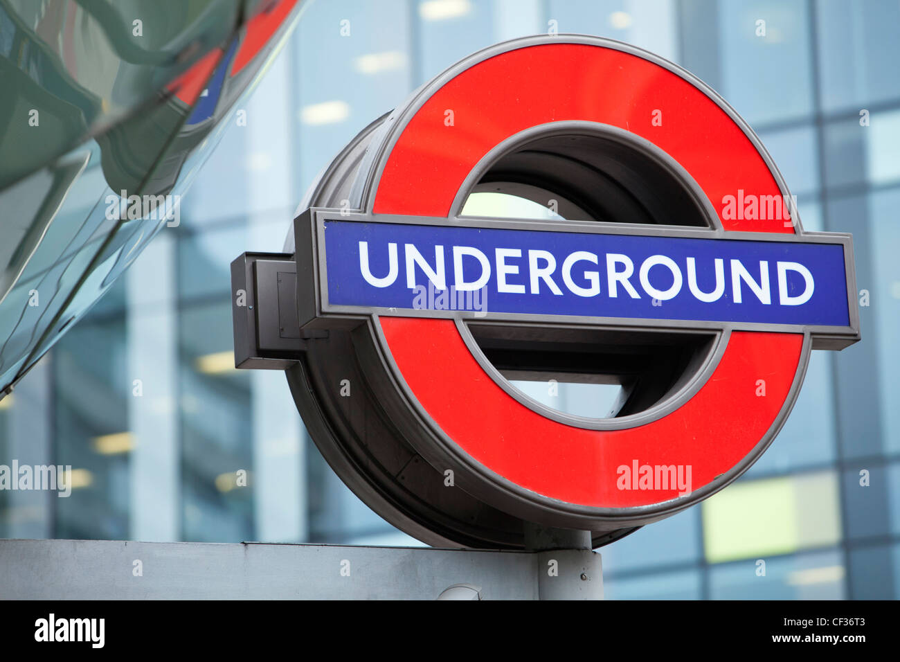 London tube sign hi-res stock photography and images - Alamy