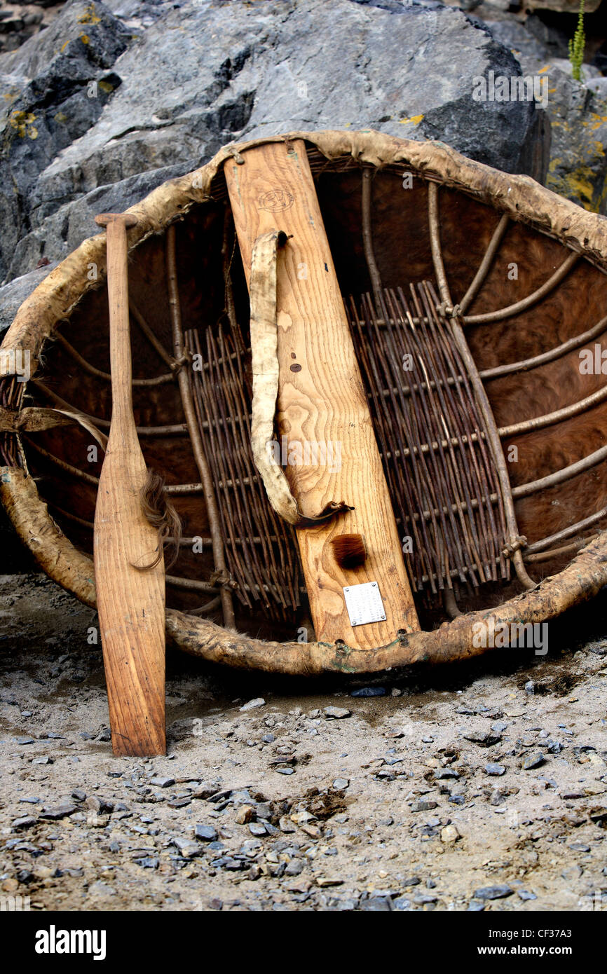 A traditional coracle boat and paddle Stock Photo - Alamy