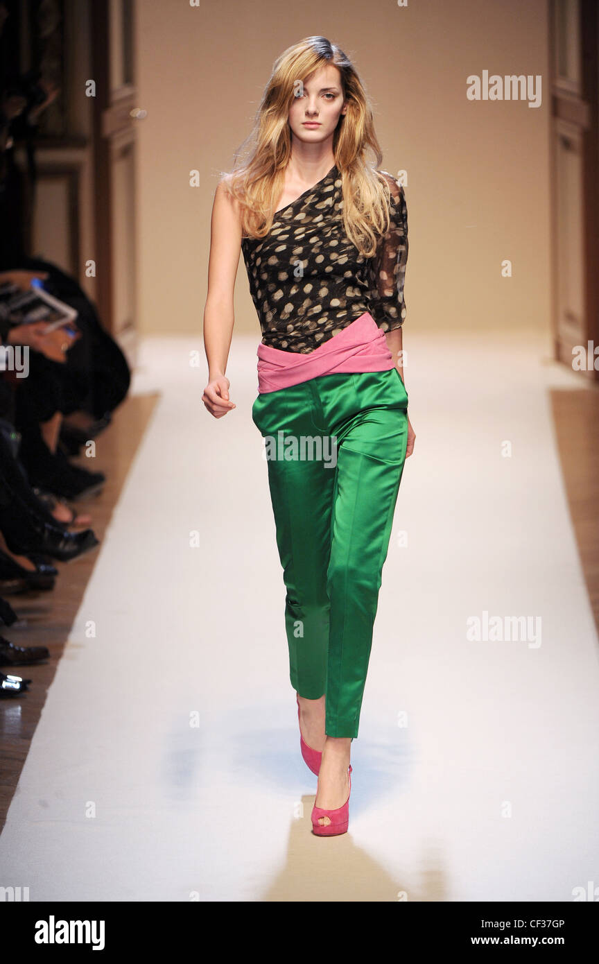 Emanuel Ungaro Paris Ready to Wear Autumn Winter Asymmetric spotted top ...