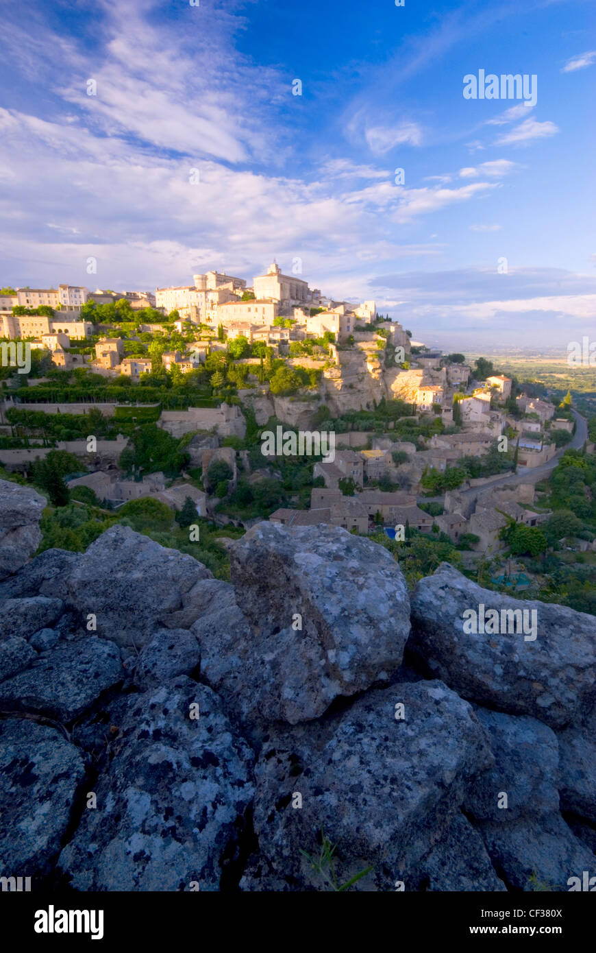 A view of the hilltop village of Gordes at sunset Stock Photo - Alamy