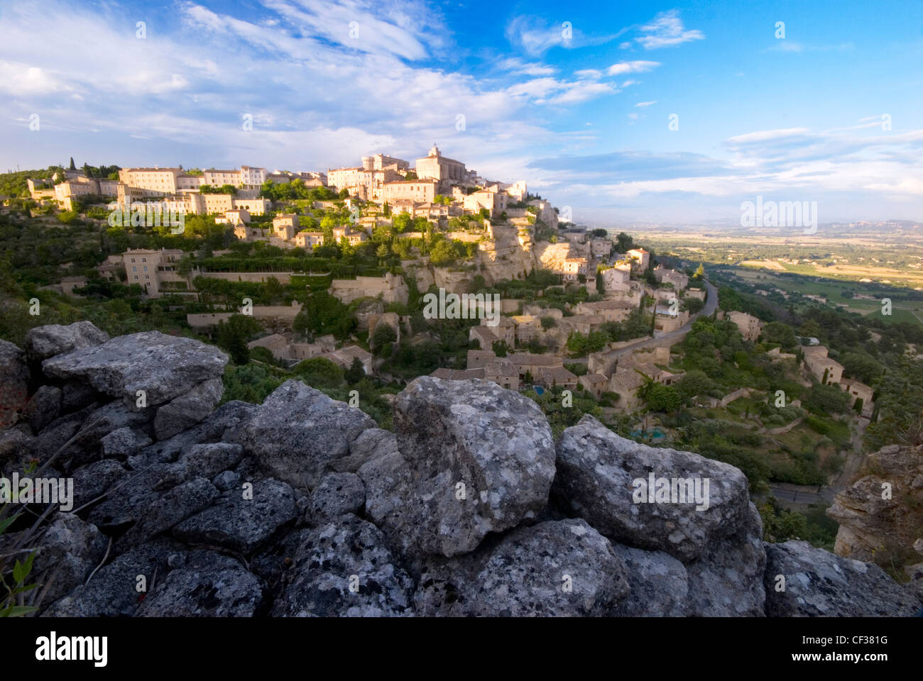 A view of the hilltop village of Gordes at sunset Stock Photo - Alamy