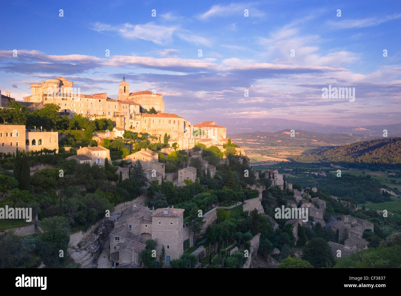 A view of the hilltop village of Gordes at sunset Stock Photo - Alamy