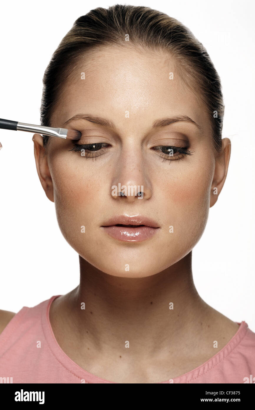 Female applying eyeshadow with a brush Stock Photo - Alamy