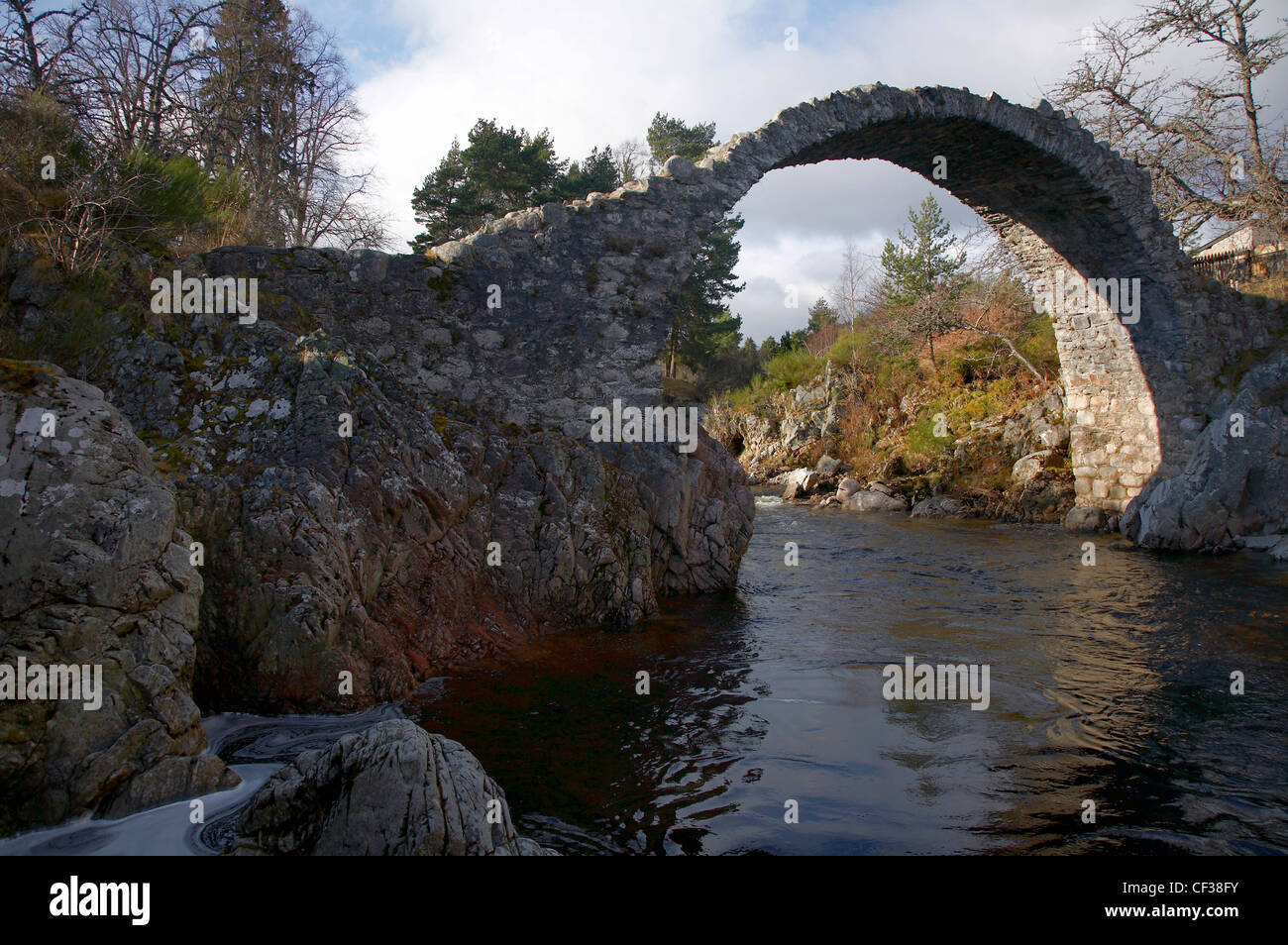 The ancient bridge at Carrbridge on the River Dulnain Stock Photo - Alamy