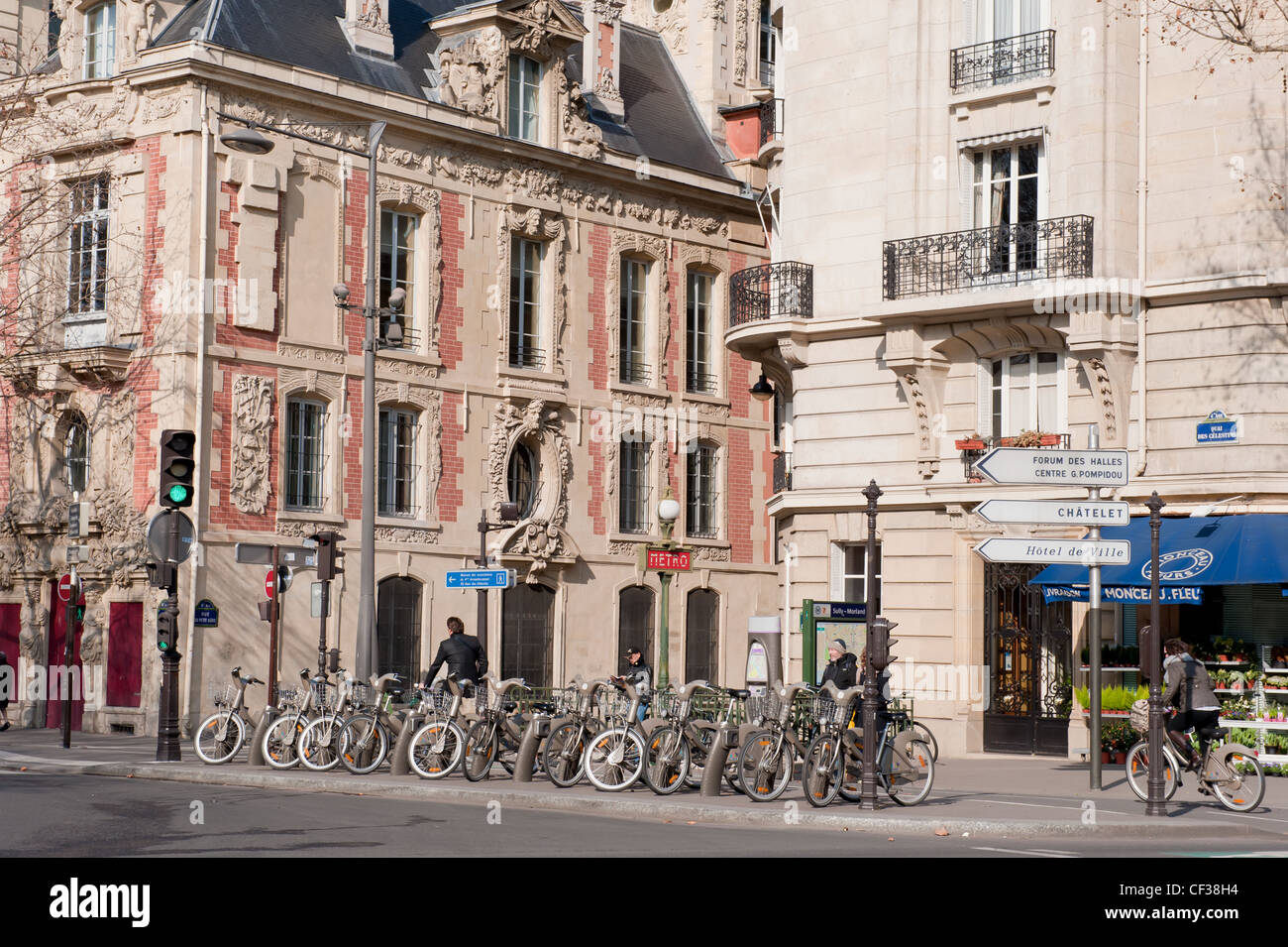 Typically paris hi-res stock photography and images - Alamy