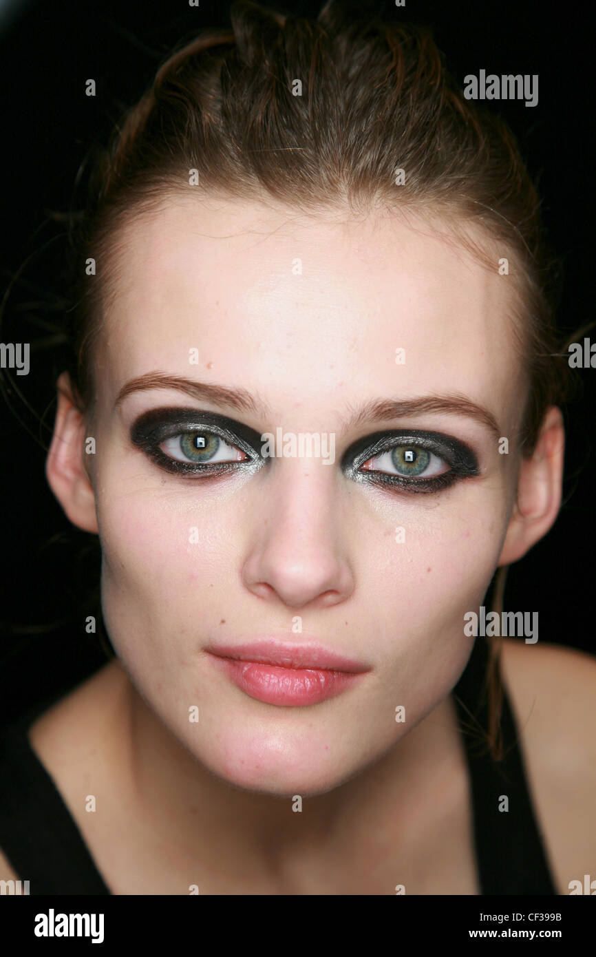 Lavin BACKSTAGE Paris Ready to Wear Autumn Winter Model pencilled in ...