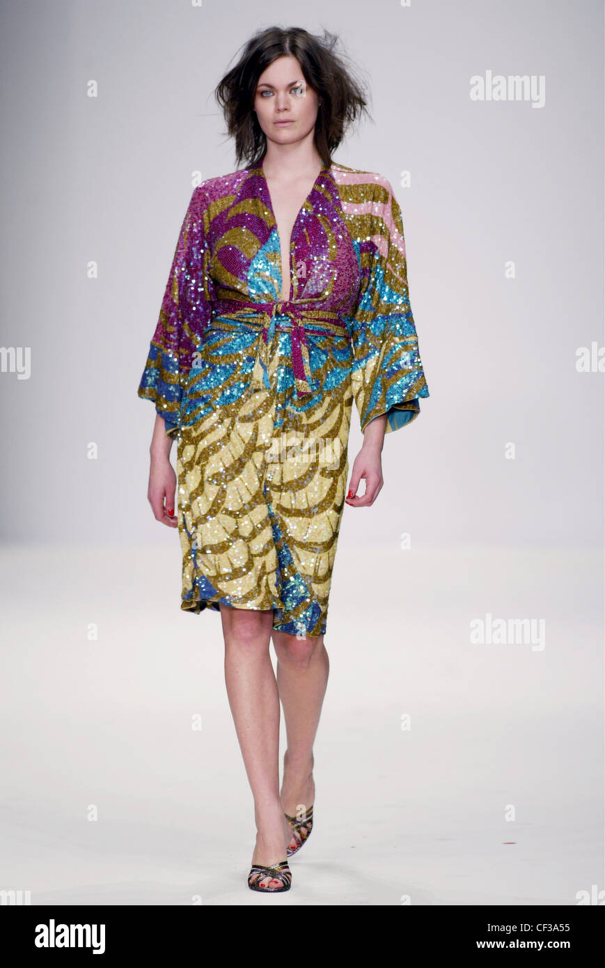 Woman wear jasmine hi-res stock photography and images - Alamy