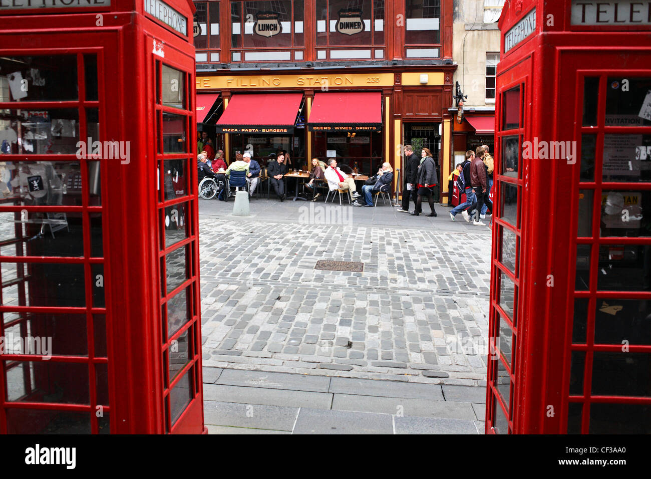 Phone box and bar on the Royal Mile in the Old Town of Edinburgh Stock ...