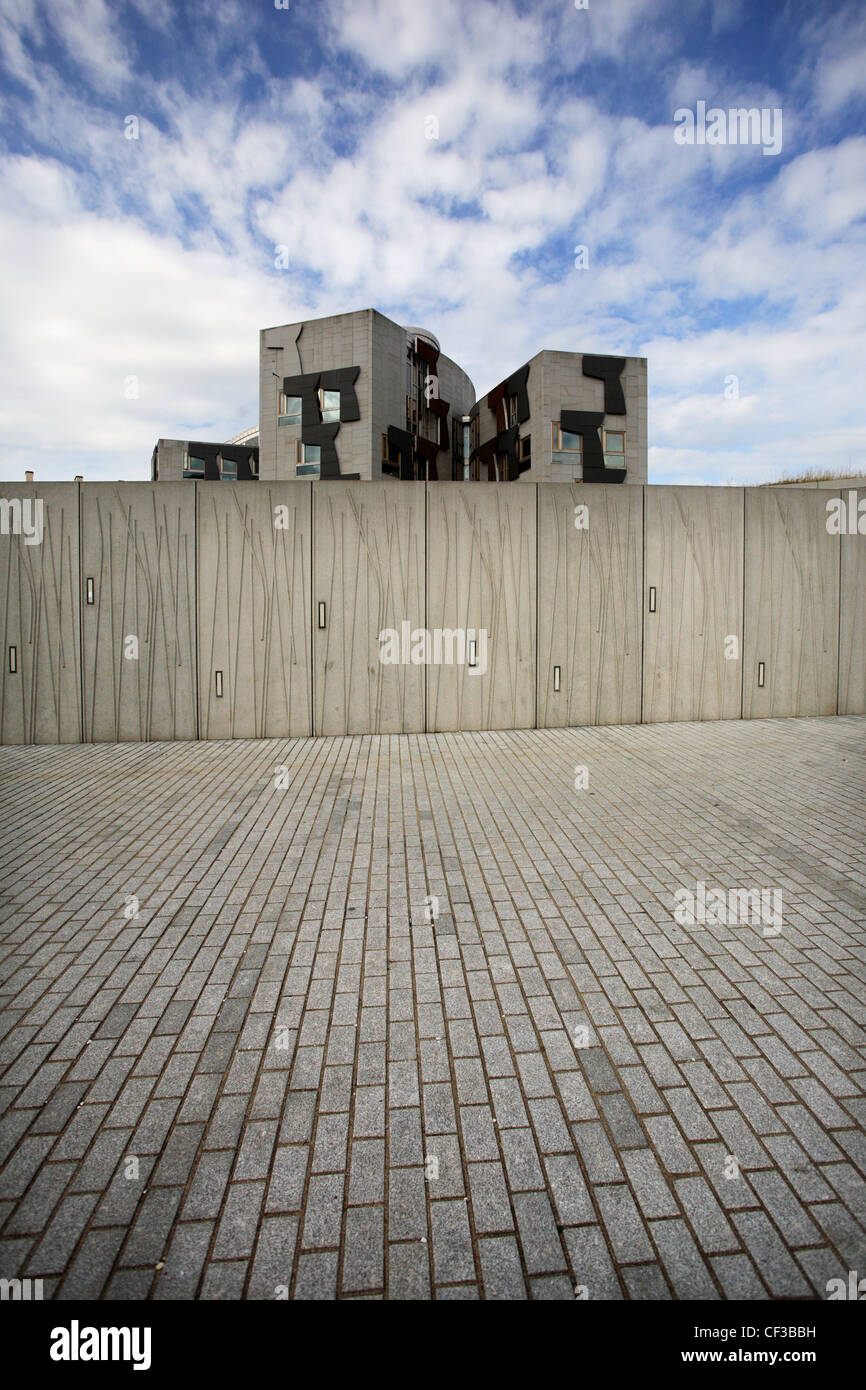 Building behind wall hi-res stock photography and images - Alamy