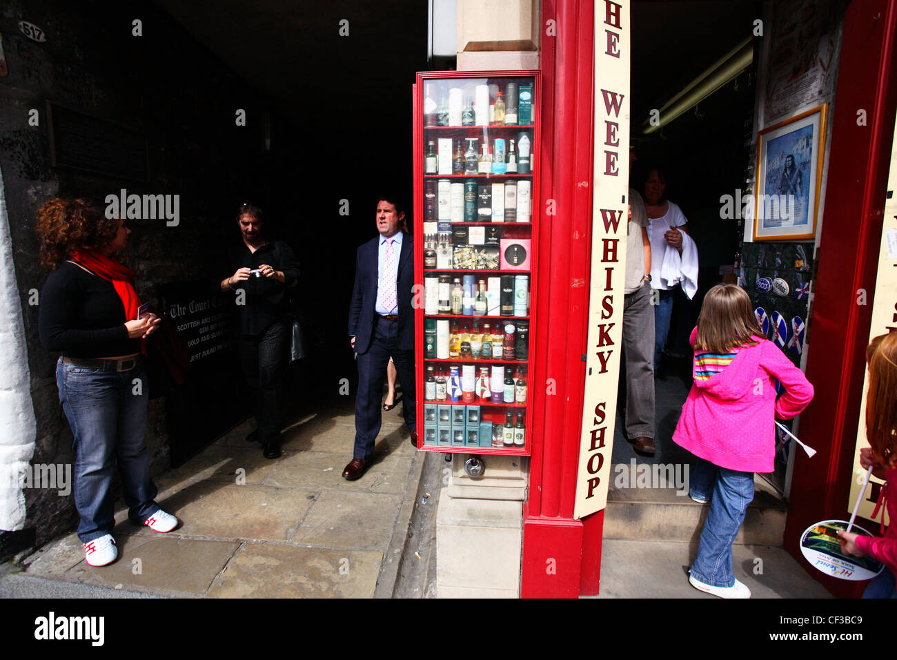 Tourists exploring the Royal Mills on the Royal Mile in Edinburgh Stock ...