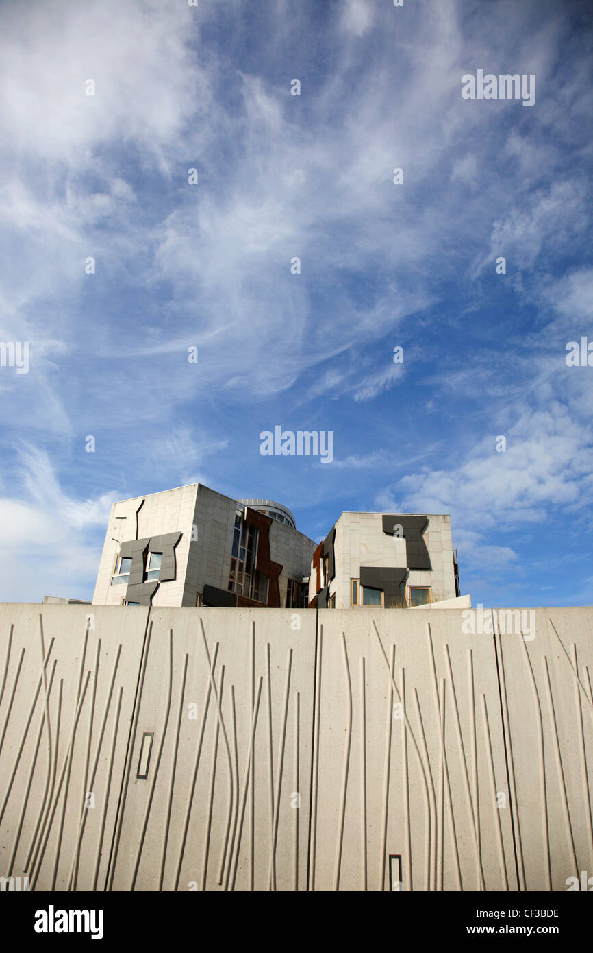Building behind wall hi-res stock photography and images - Alamy
