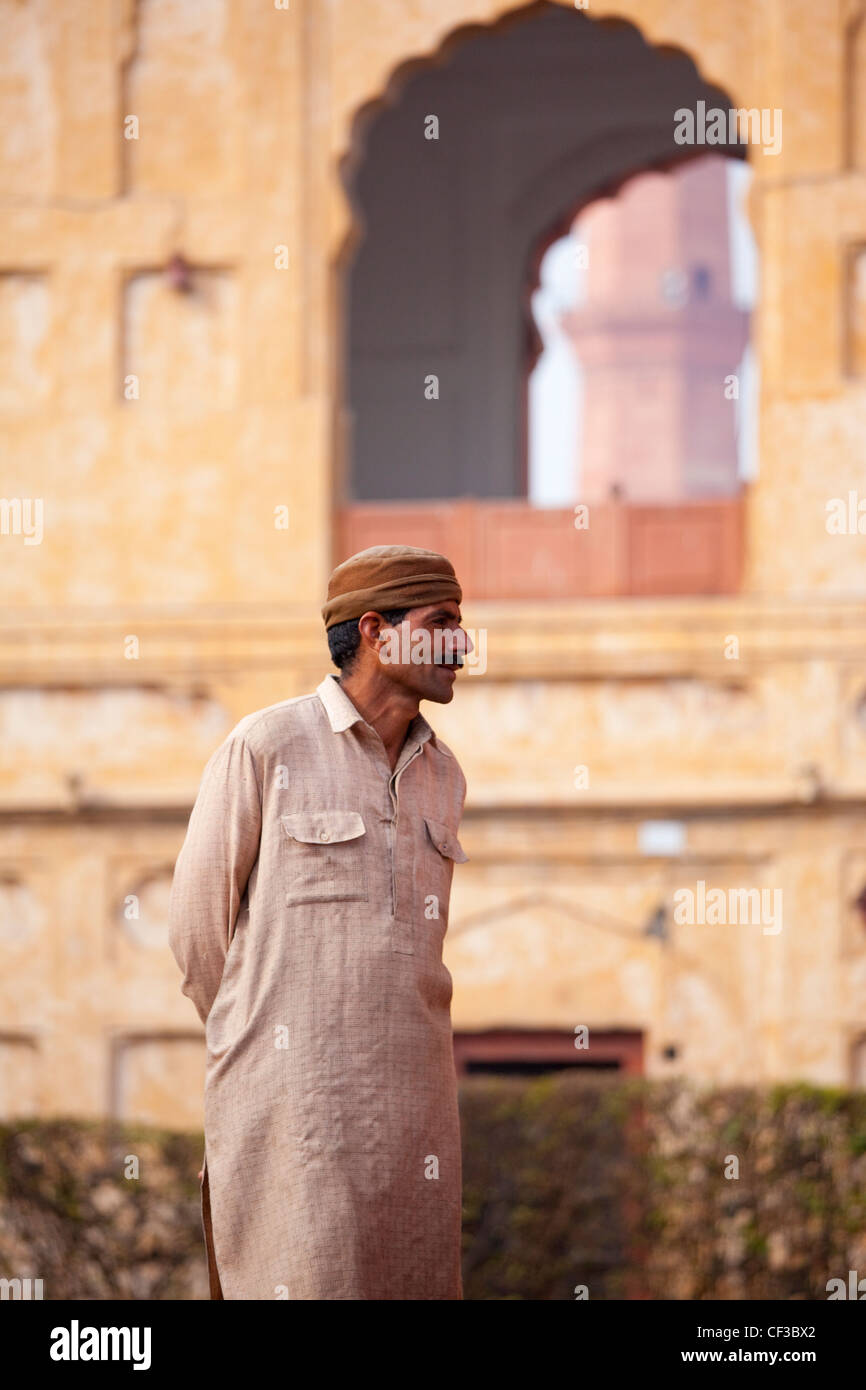 Workman outside the Badshahi Mosque, Lahore, Pakistan Stock Photo - Alamy