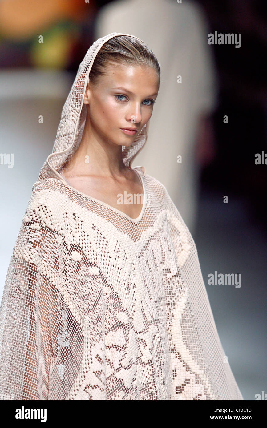 Stella McCartney Paris Ready to Wear Spring Summer Model wearing a ...