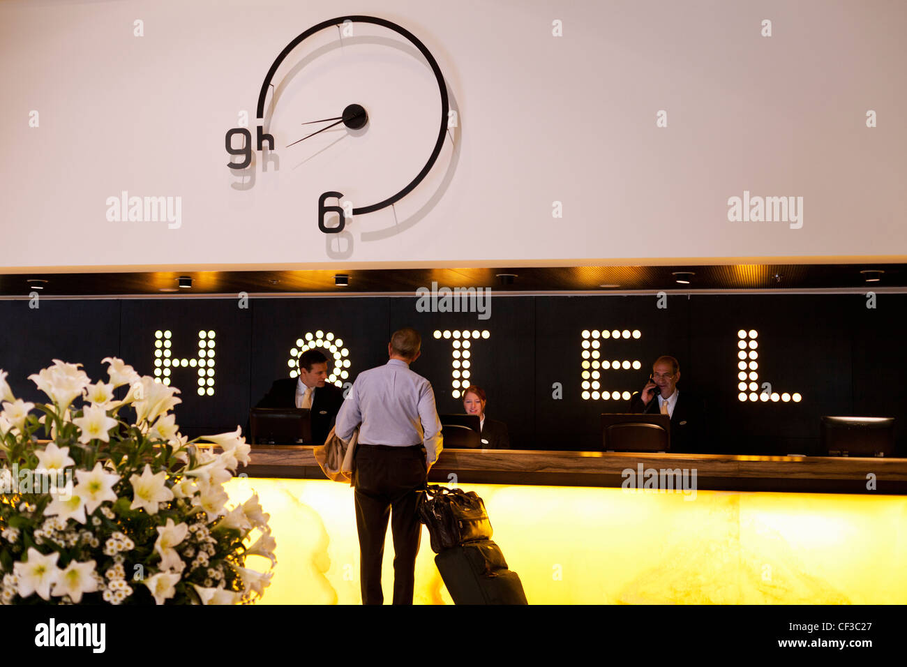Hotel front desk sign hi-res stock photography and images - Alamy