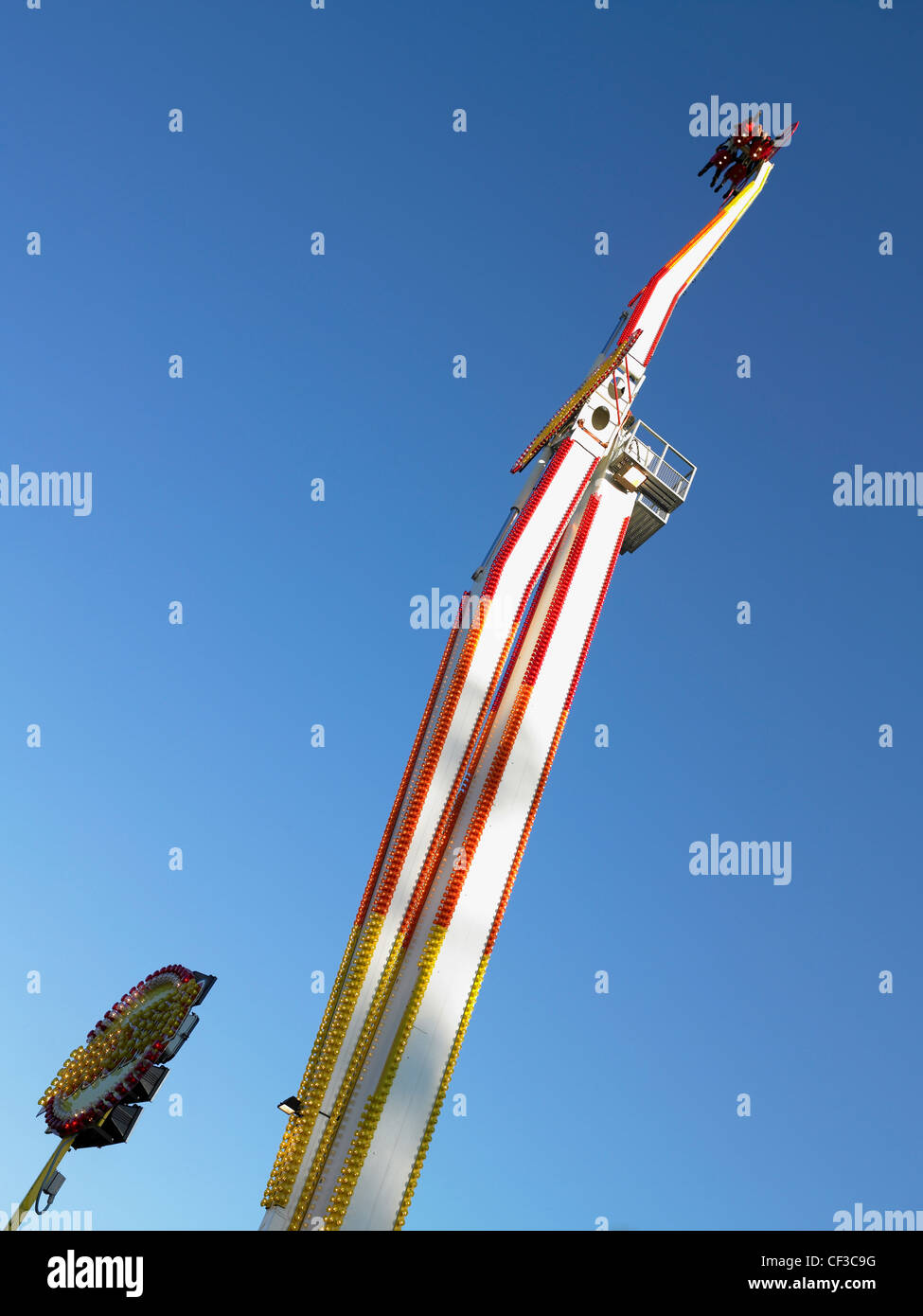 Looking up at a high fairground ride on Brighton Pier Stock Photo - Alamy