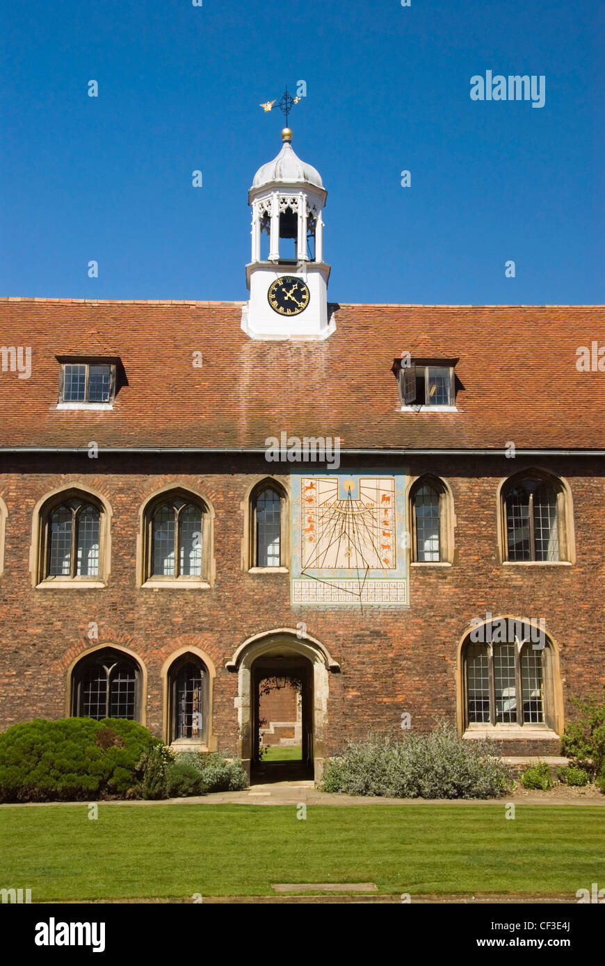 The Old Court quadrangle within Queens' College in Cambridge. Queens ...