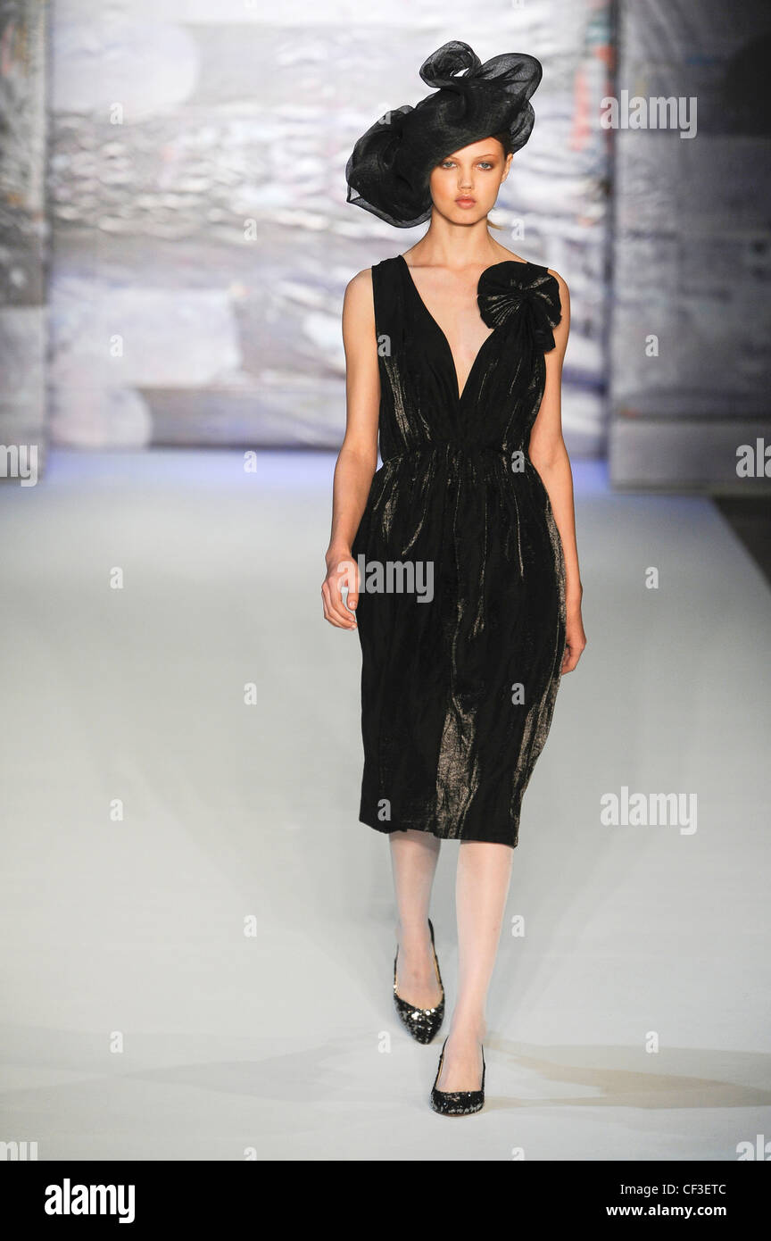 Low decolletage hi-res stock photography and images - Alamy