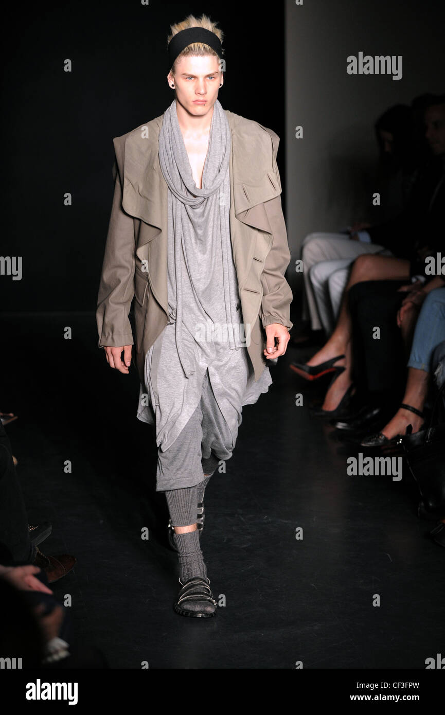 Cowl neck model hi-res stock photography and images - Alamy