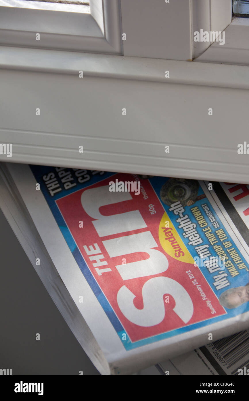 Uk red top newspaper hi-res stock photography and images - Alamy