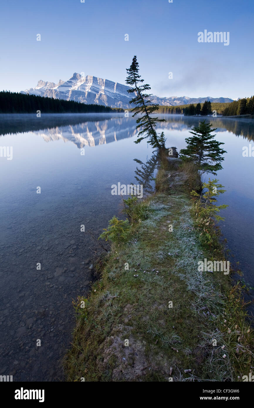 Two Jack Lake with Mount Rundle, Banff National Park, Alberta, Canada ...