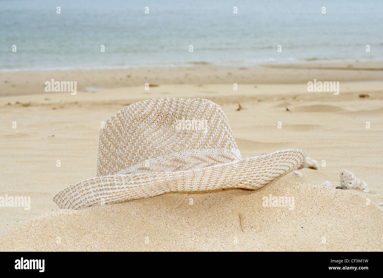 Sunhat at beach Stock Photo - Alamy