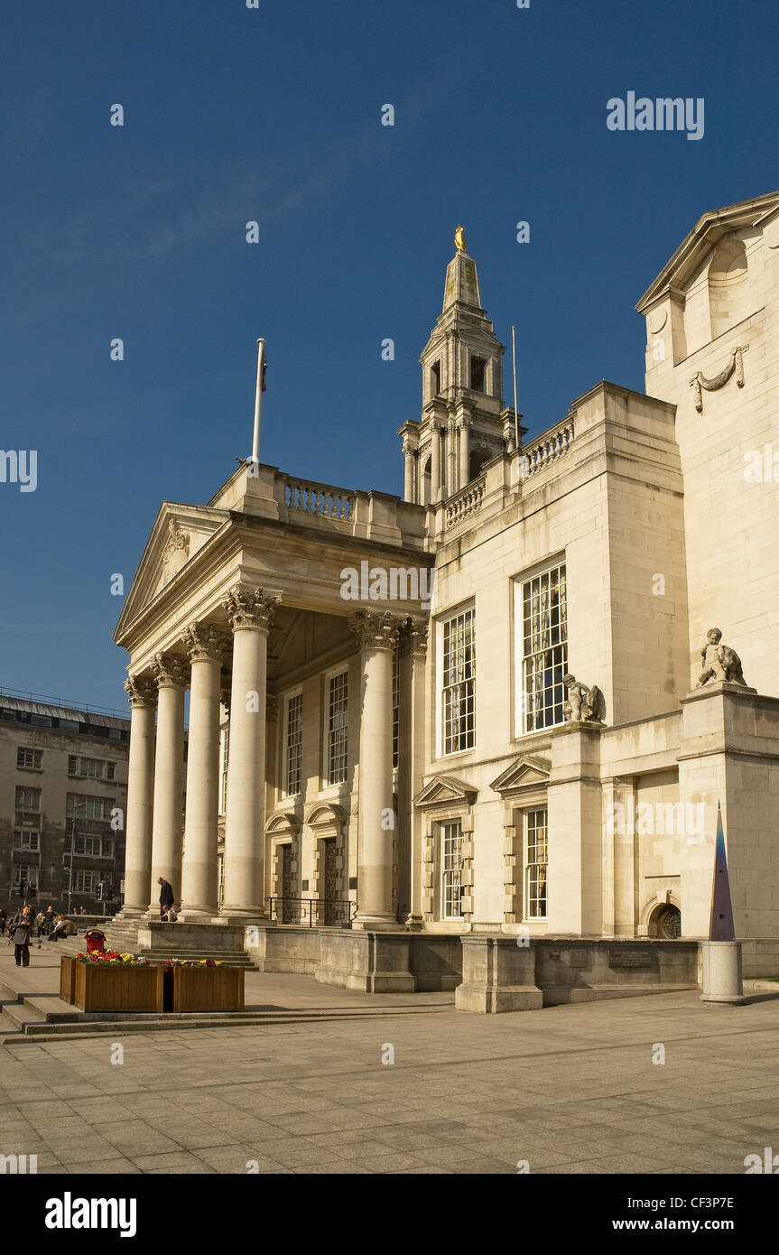 Leeds Civic Hall on Millennium Square Stock Photo - Alamy