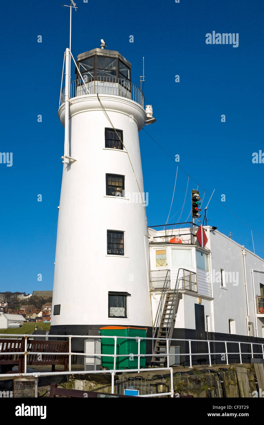 Scarborough Lighthouse on Vincent Pier in Scarborough's South Bay Stock ...