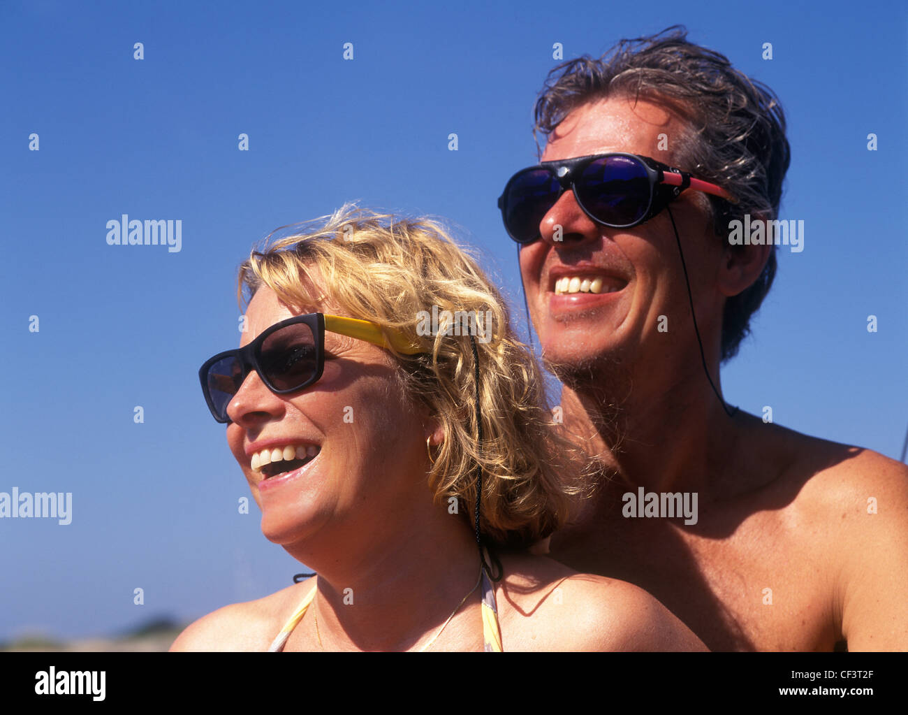 tanned couple with sunglasses Stock Photo - Alamy