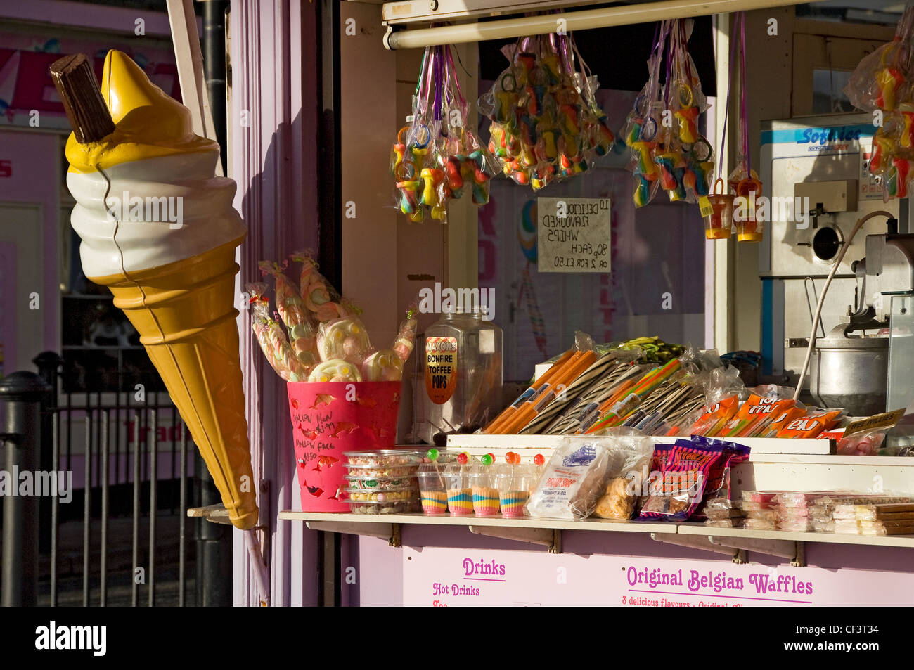 A sweet shop on the seafront in Scarborough Stock Photo - Alamy