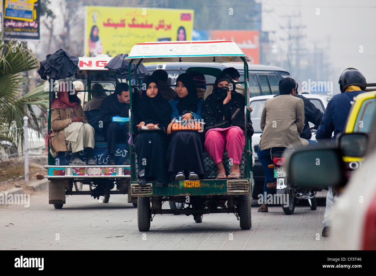 Pakistan women muslim hi-res stock photography and images - Alamy