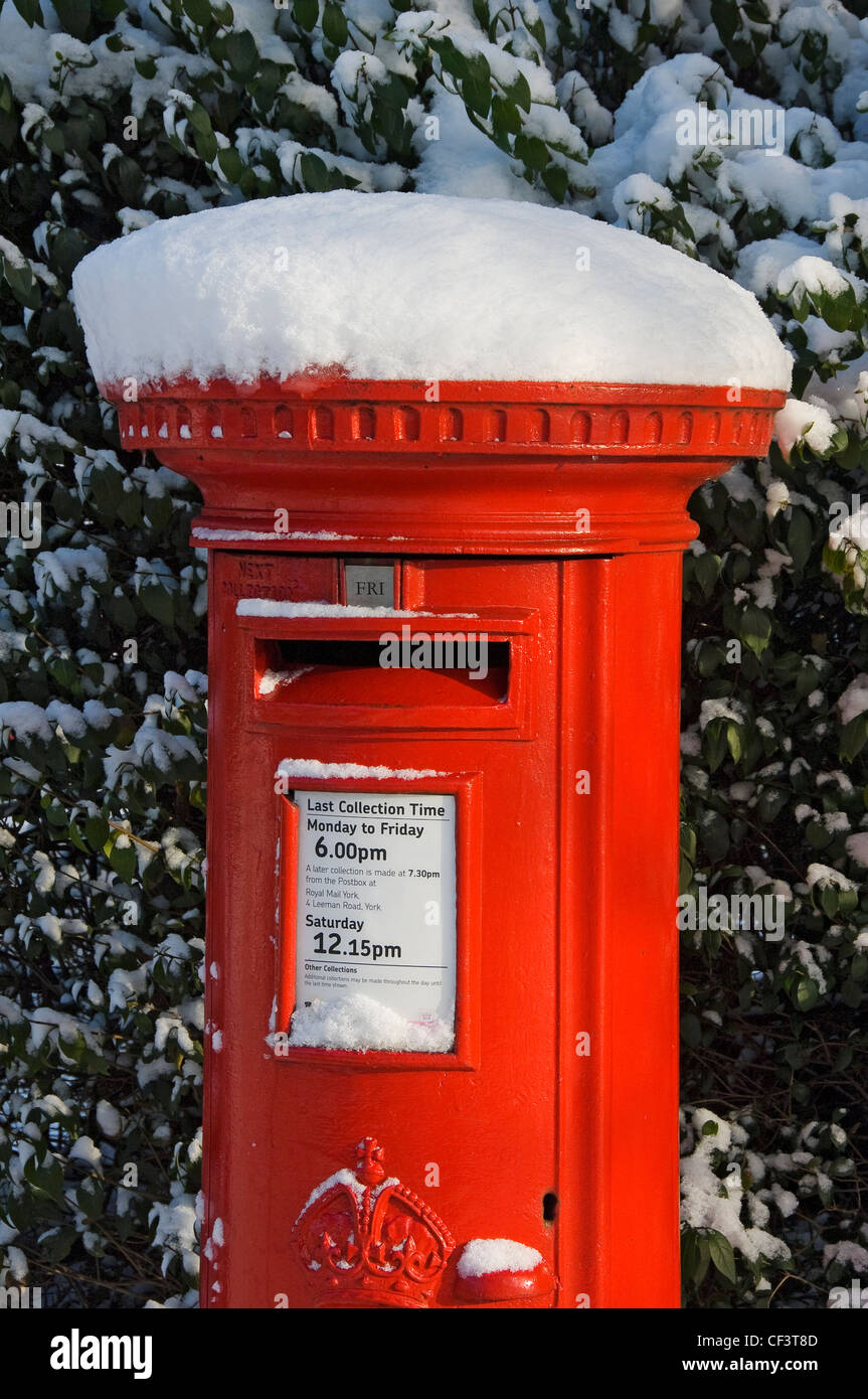 Snow covered post boxes hi-res stock photography and images - Alamy