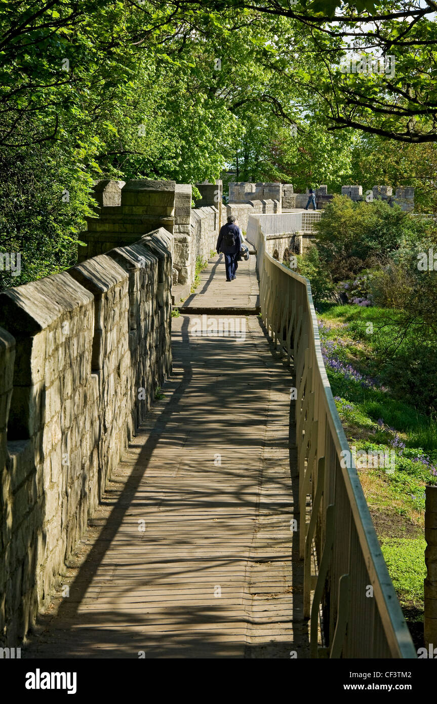 Tourists enjoying a walk on the historic York city walls Stock Photo ...