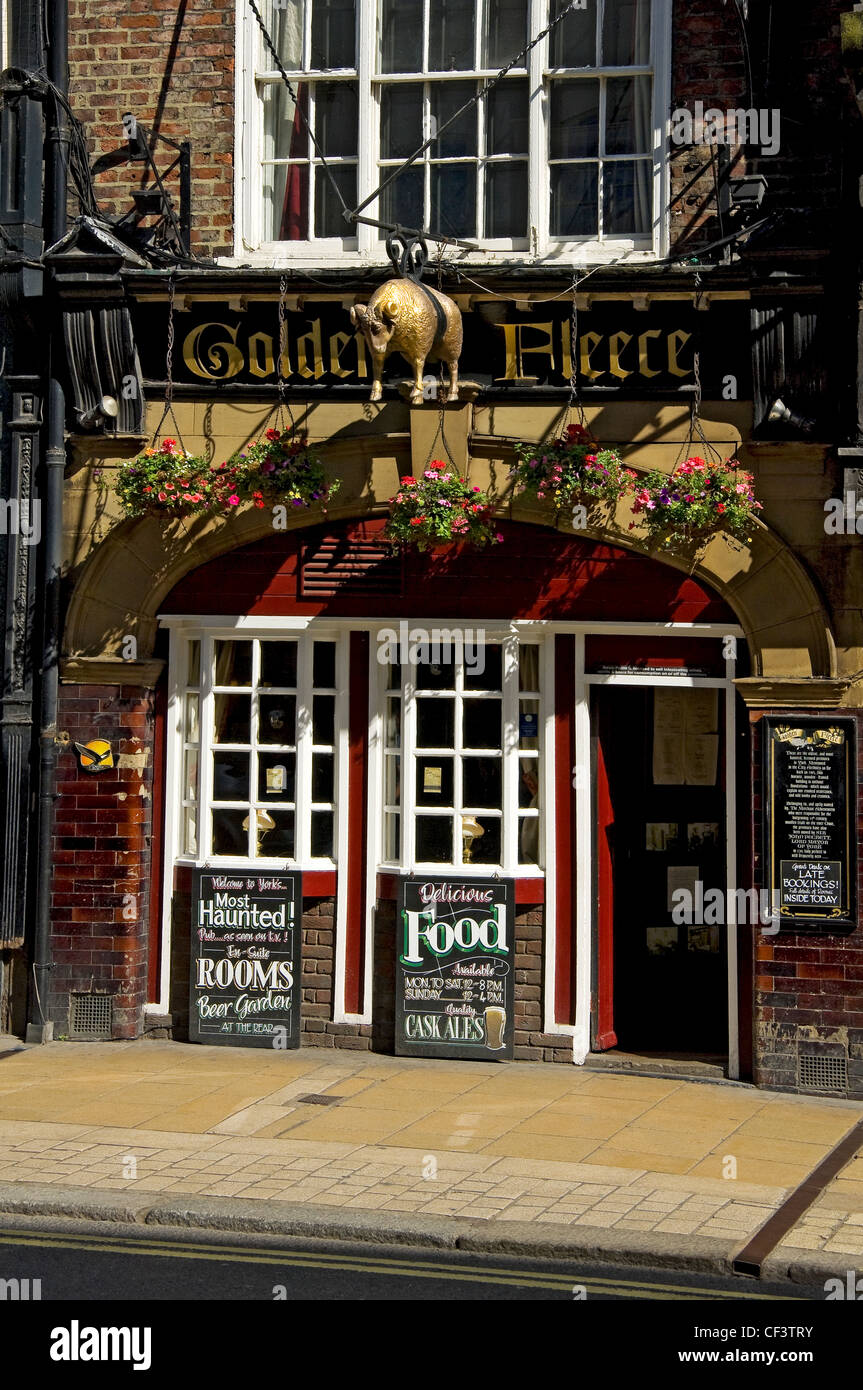 The Golden Fleece, York's most haunted pub Stock Photo - Alamy