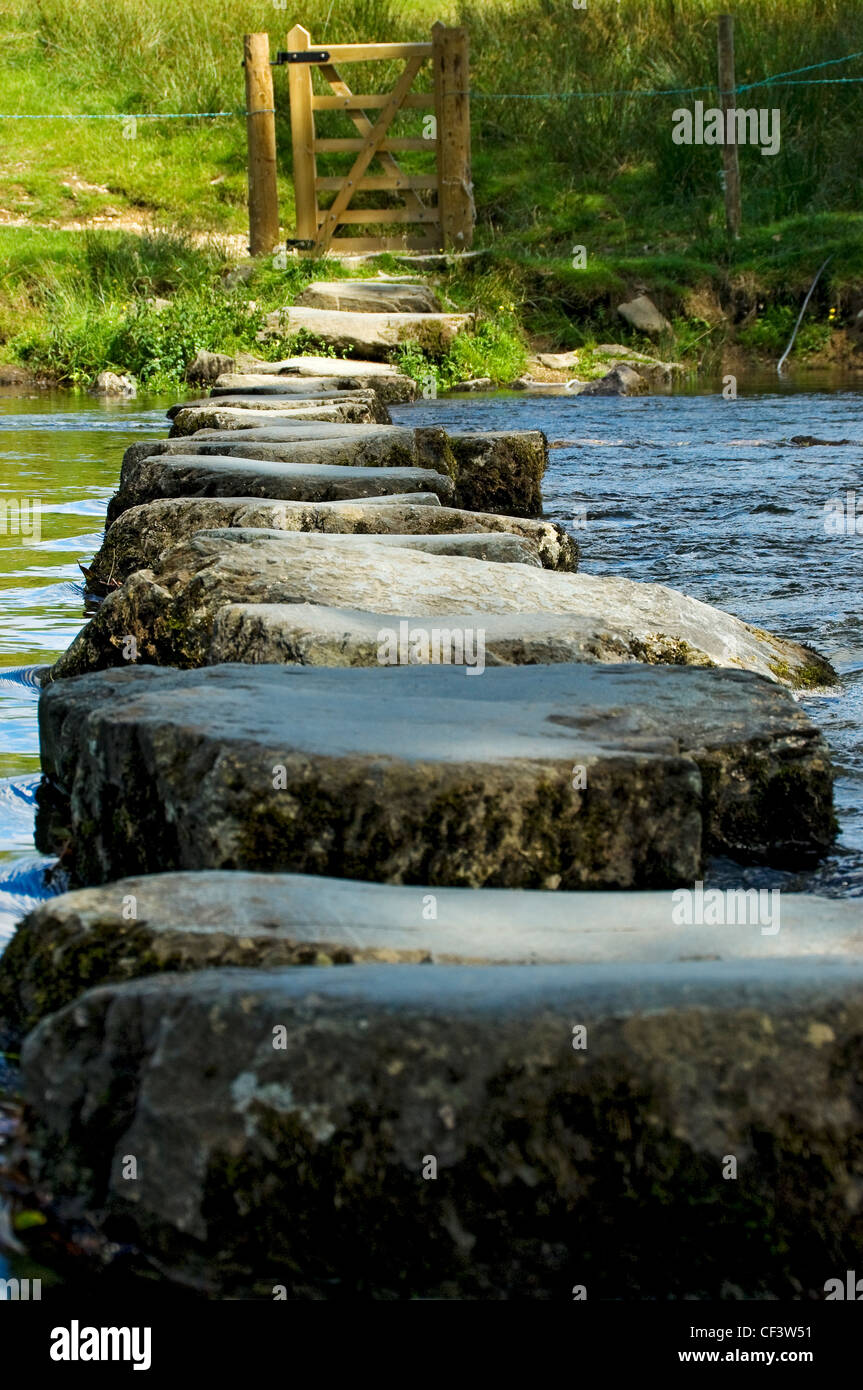 River stepping stones footpath rural uk hi-res stock photography and ...