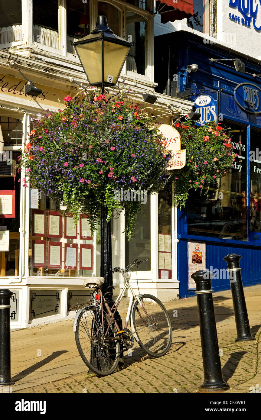 Lamp post hanging flower basket hi-res stock photography and images - Alamy