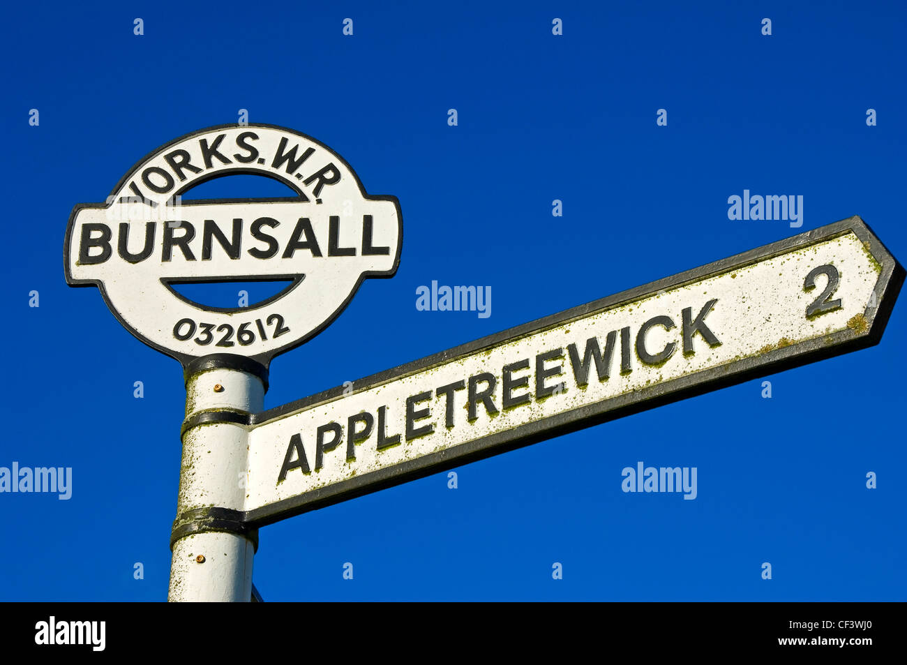English village mileage signs hi-res stock photography and images - Alamy